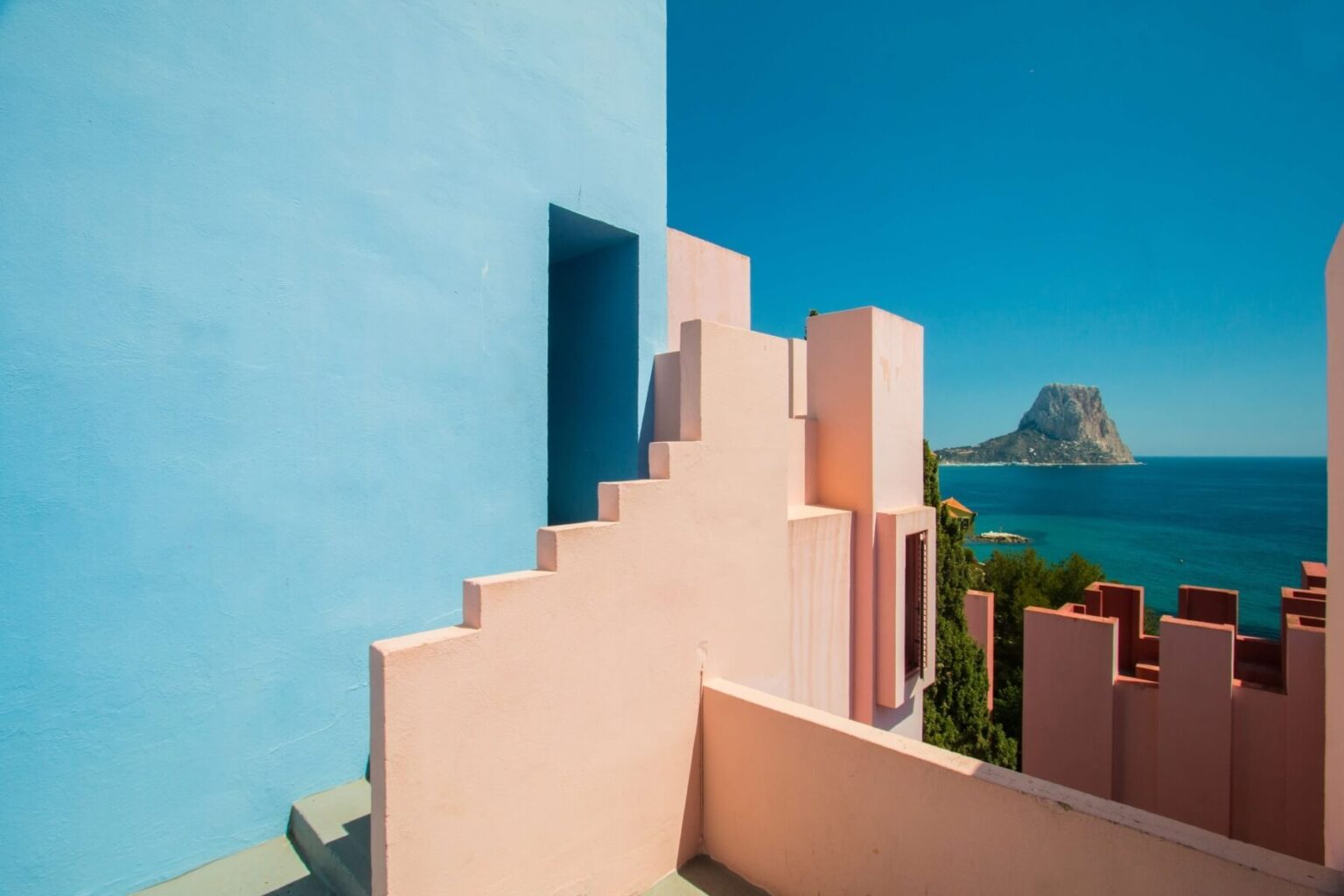 La Muralla Roja de Calpe: Obra Maestra de Ricardo Bofil